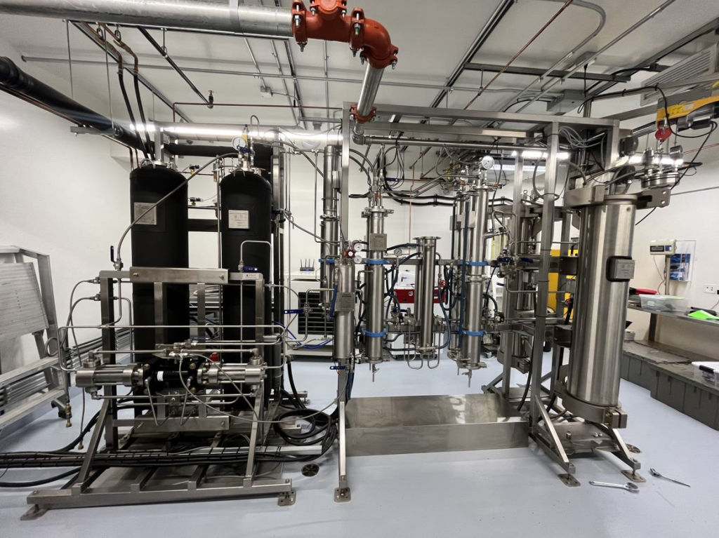 Vitalis Q90 Extractor with Industrial Chiller and Hydraulic Unit - Loud ...